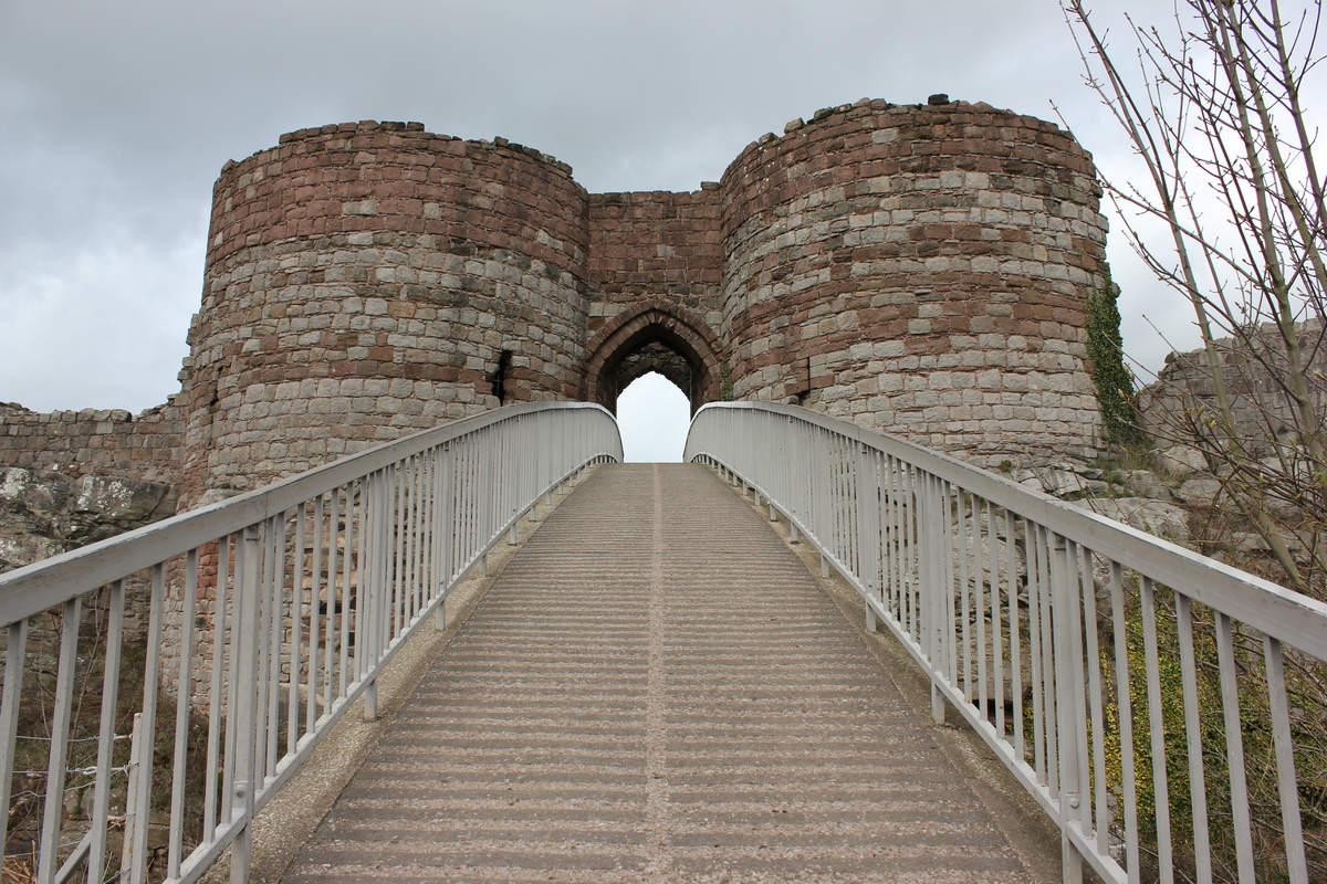 Beeston Castle - Pictures, Videos and Things To See - ViewBritain.com
